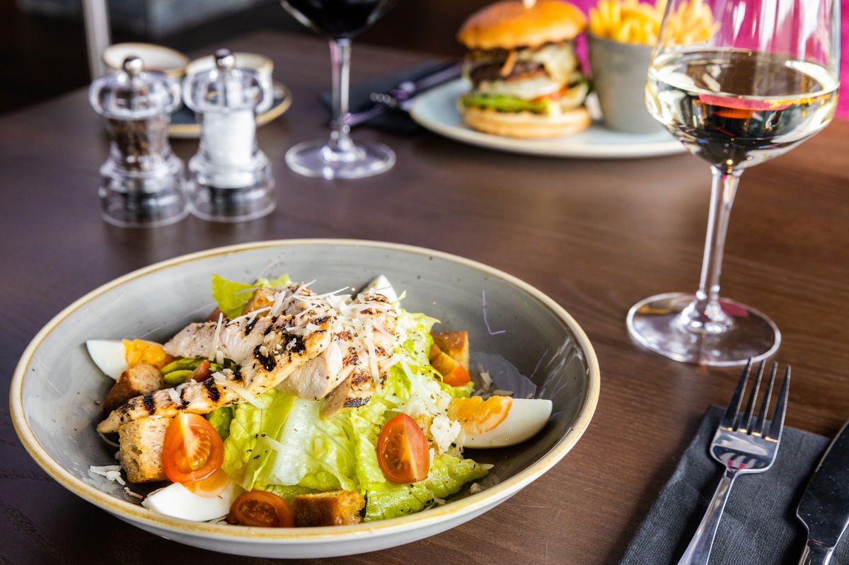 Restaurant & Bar - Kings Premier Health Club